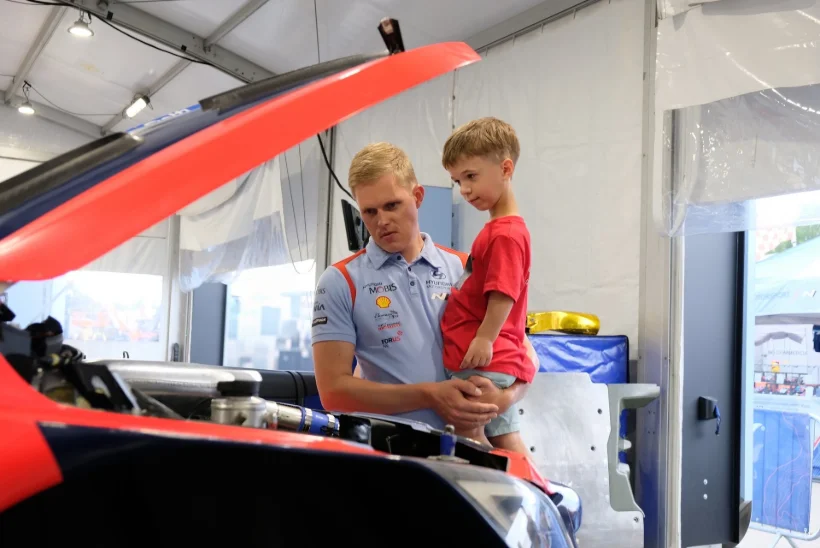 SÜDAMLIK TEGU: Ott Tänak täitis rasket haigust põdeva väikese rallifänni unistuse