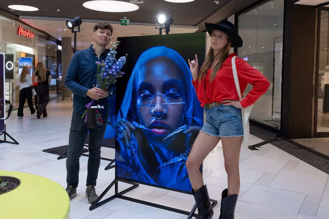 GALERII | Staarfotograaf Indrek Galetini tagasitulek: „Hüpnotiseeritud inimkogemus“ toob kunsti otse linna tuiksoonele